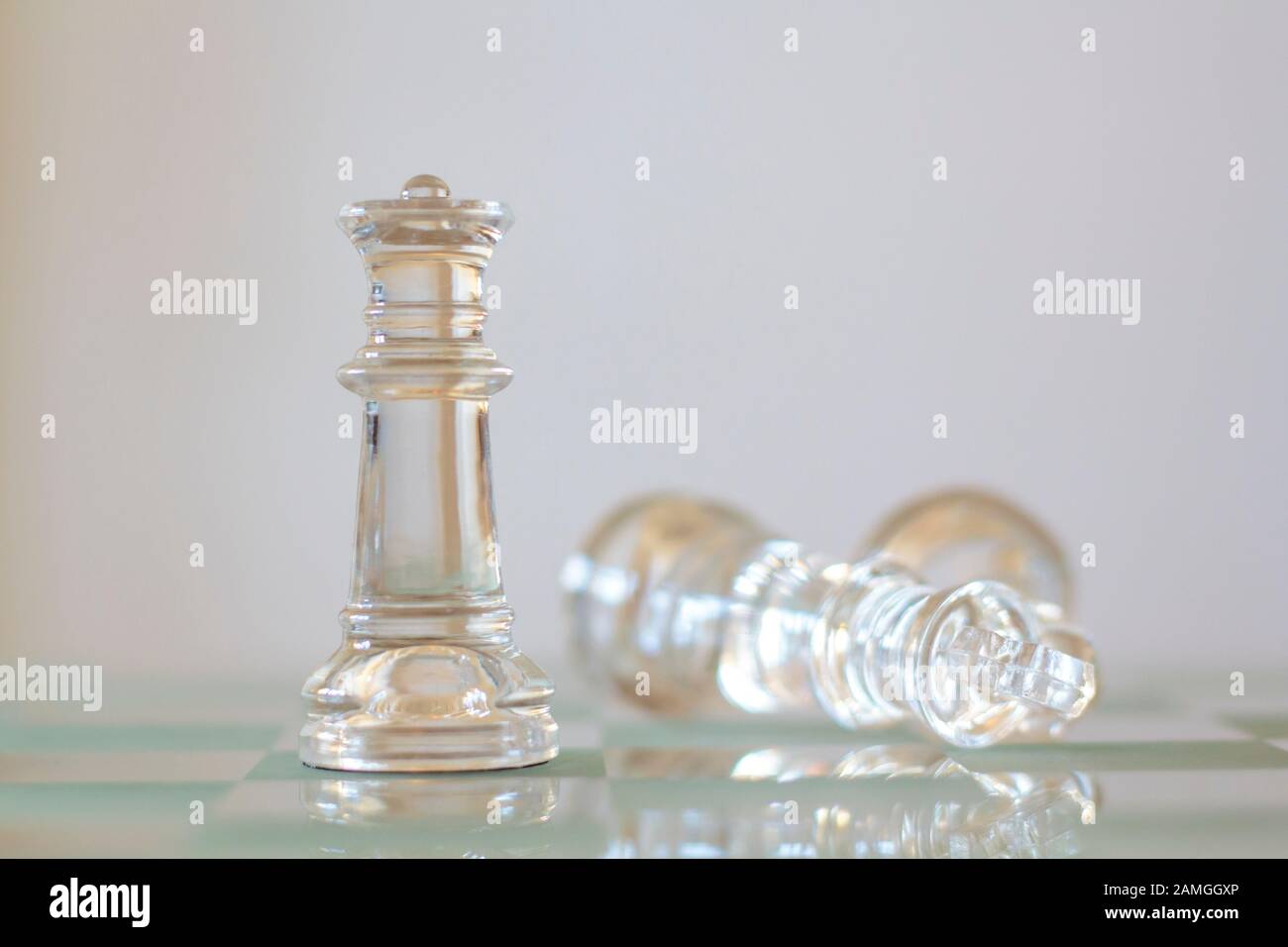 Fallen queen chess piece hi-res stock photography and images - Alamy