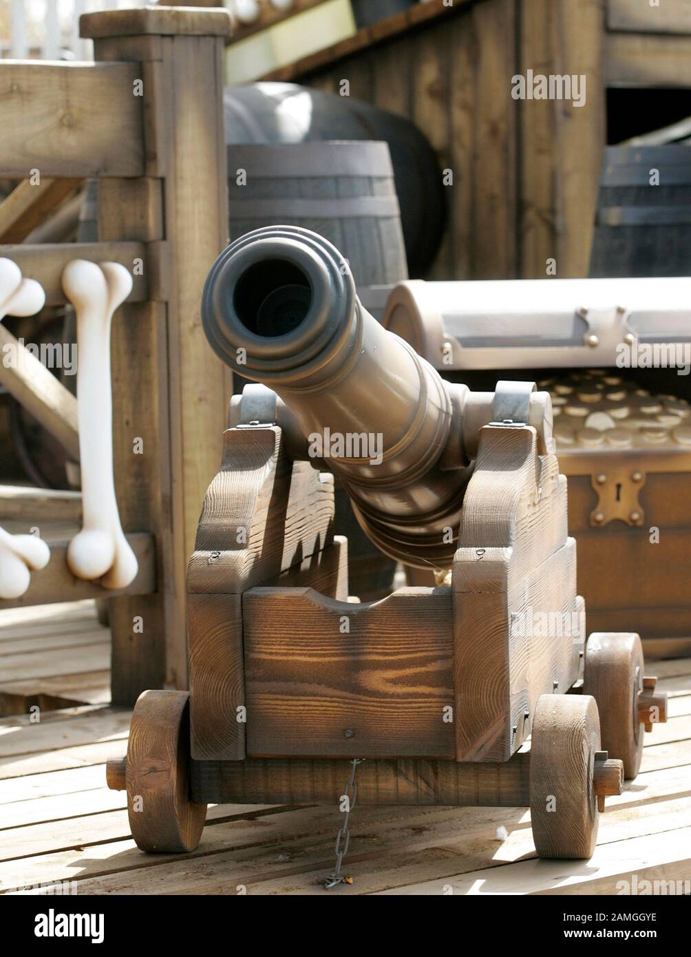 Ships cannon hi-res stock photography and images - Alamy