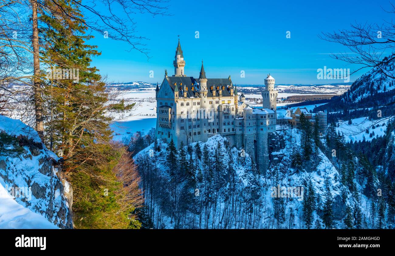 Beautiful view of world-famous Neuschwanstein Castle, southwest Bavaria ...