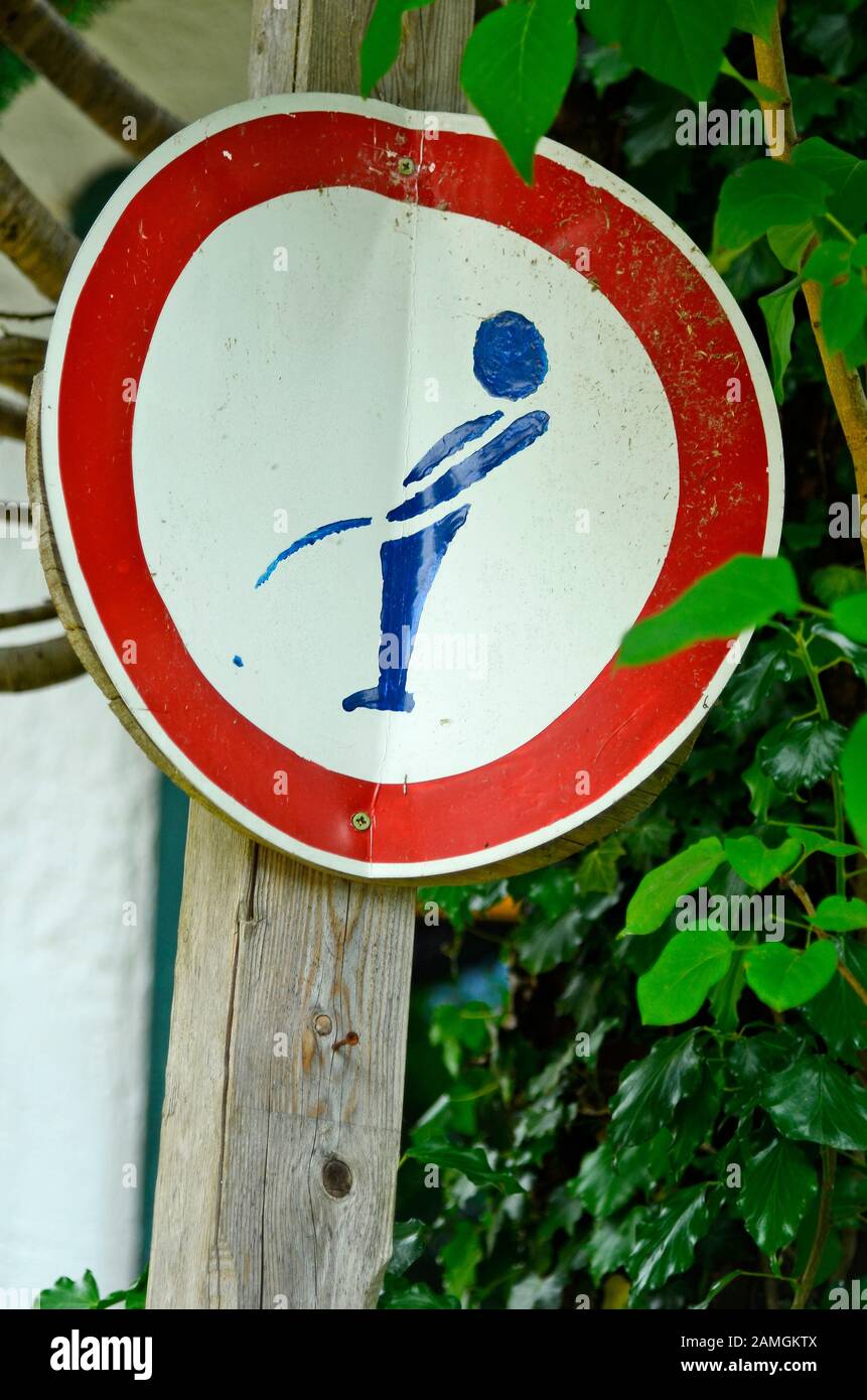 funny sign for "do not pee on my fence Stock Photo - Alamy