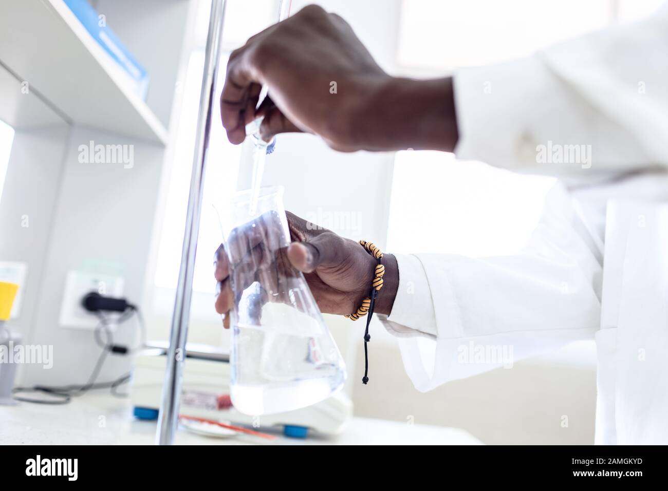 African scientist testing in the laboratory Stock Photo - Alamy