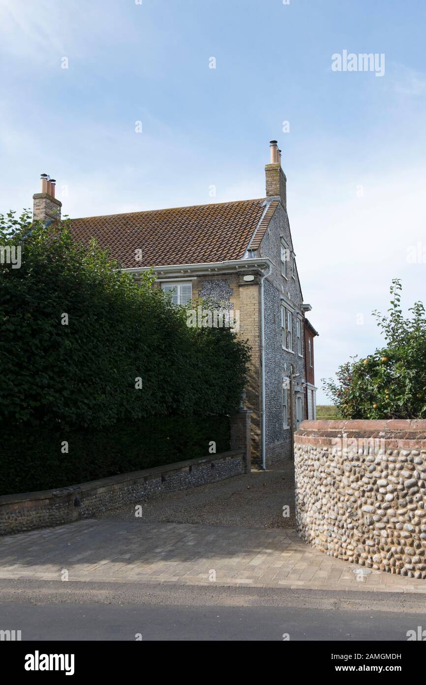 Traditional norfolk flint house hi-res stock photography and images - Alamy