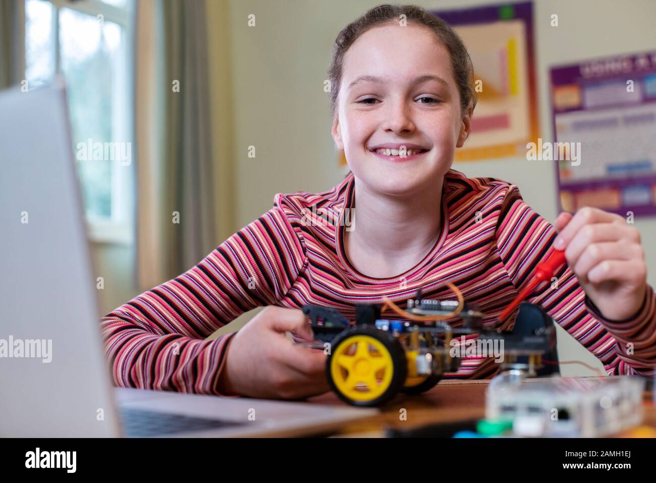 Children collaborating robot hi-res stock photography and images - Alamy