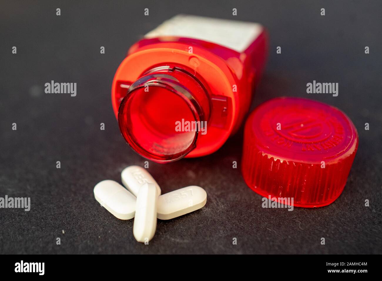 Acetaminophen bottle hi-res stock photography and images - Alamy
