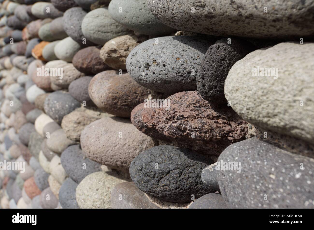 Mauer aus kieselsteinen hi-res stock photography and images - Alamy