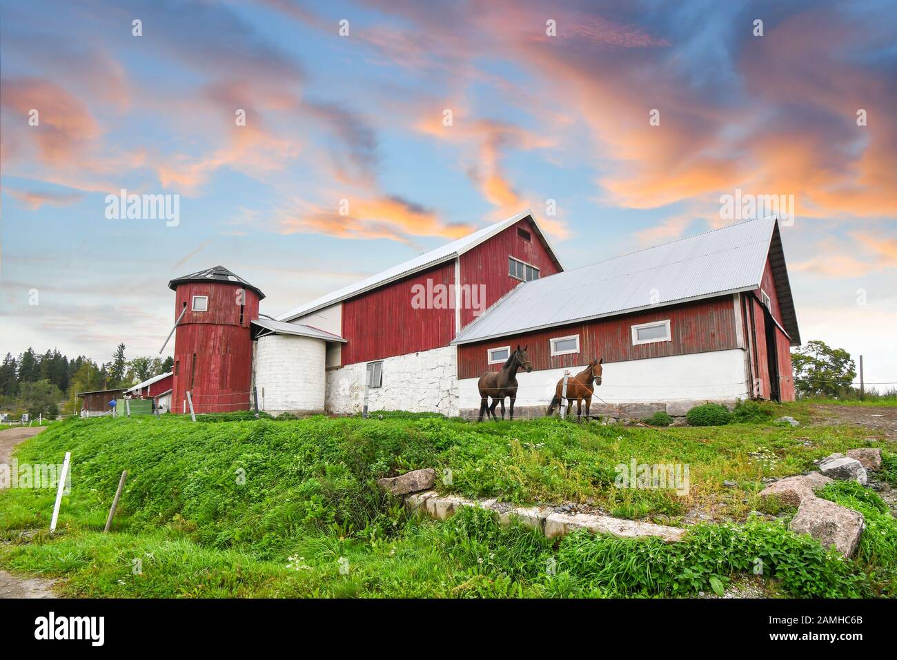 Barn with silo hi-res stock photography and images - Alamy