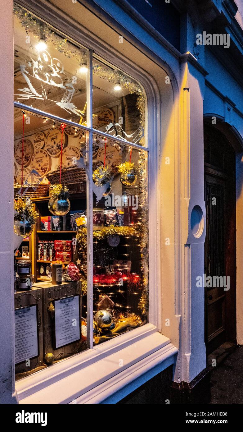 Flower shop window display hi-res stock photography and images - Alamy