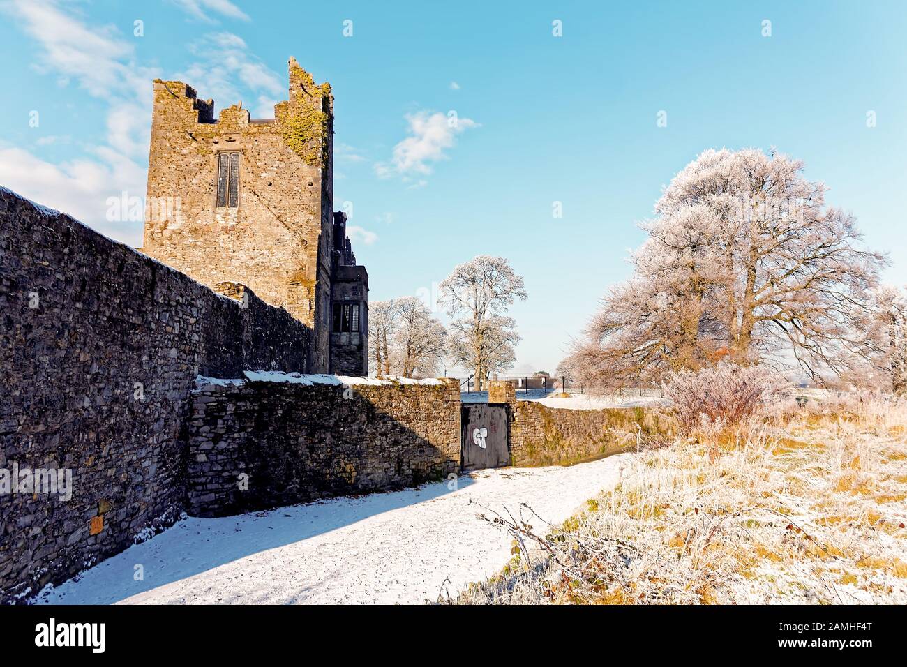 Rare view in Ireland.Castle remains and snowy landscape Stock Photo - Alamy