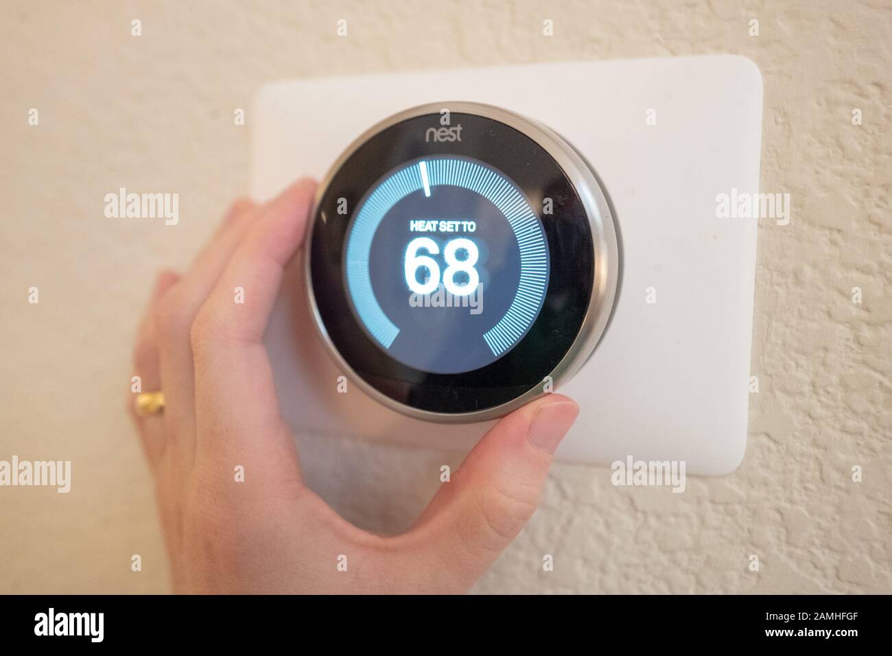 The google nest learning thermostat hi-res stock photography and images ...