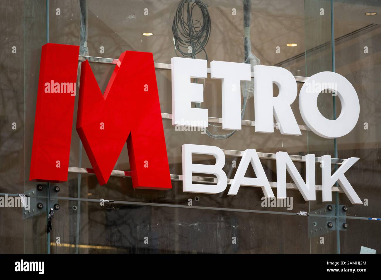 Bank exterior outside uk no sign hi-res stock photography and images ...