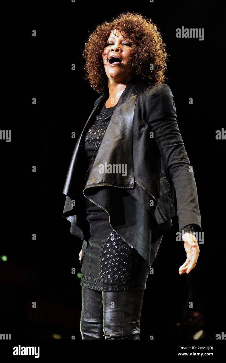 American soul singer whitney houston hi-res stock photography and ...