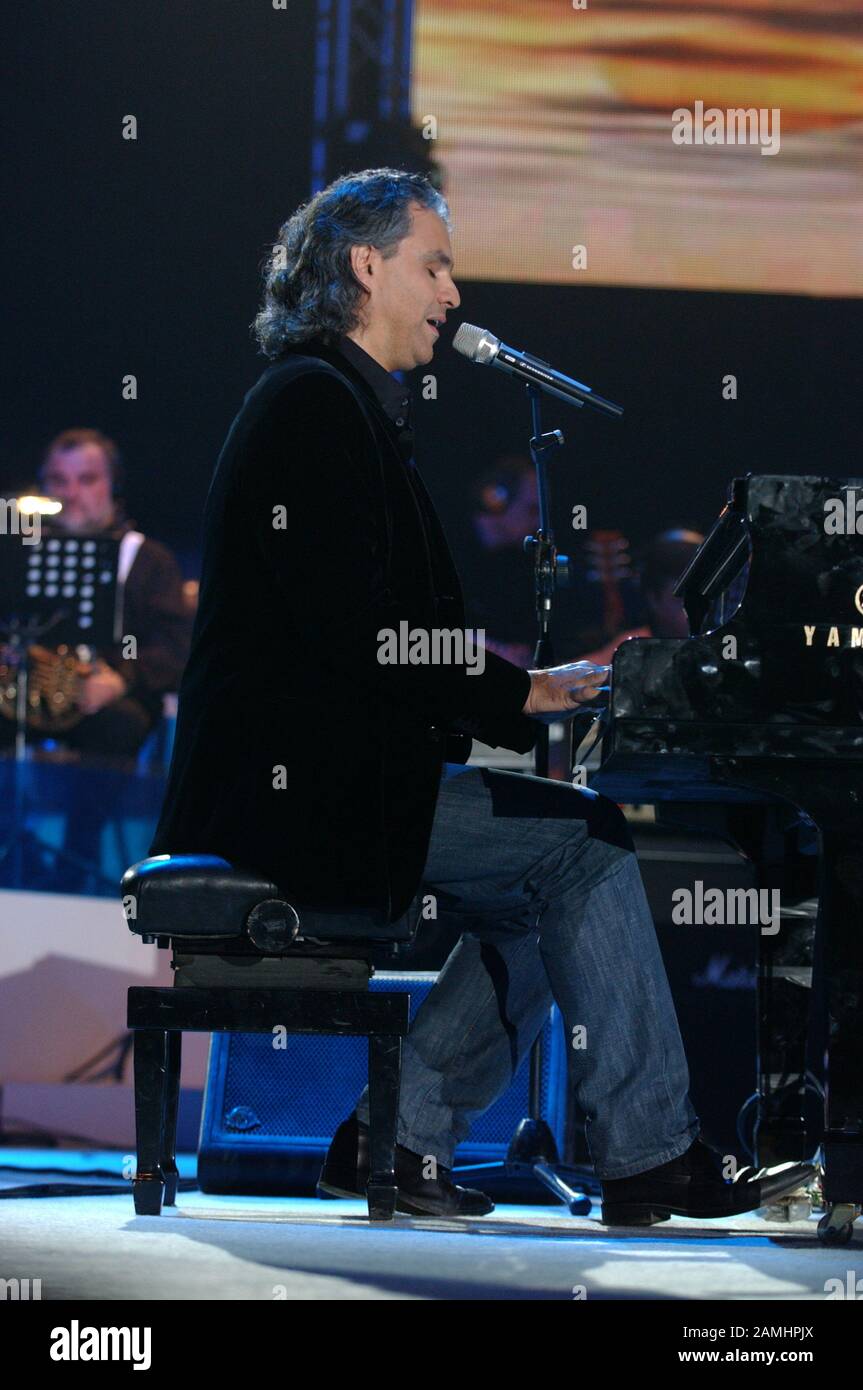 Milan Italy 21/03/2005 live concert for "Music For Asia" at the Forum ...