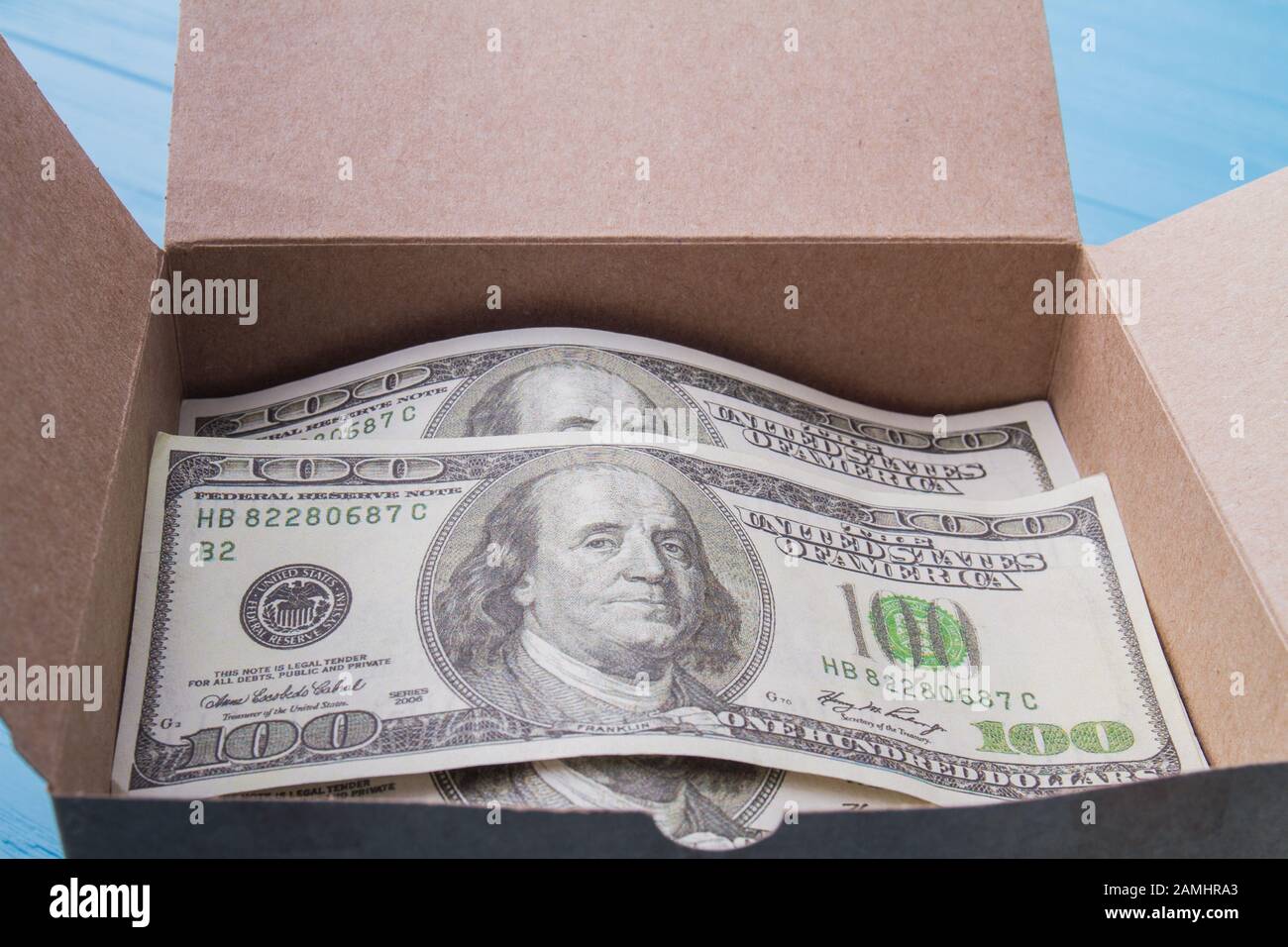 Gift box dollar banknotes hi-res stock photography and images - Alamy
