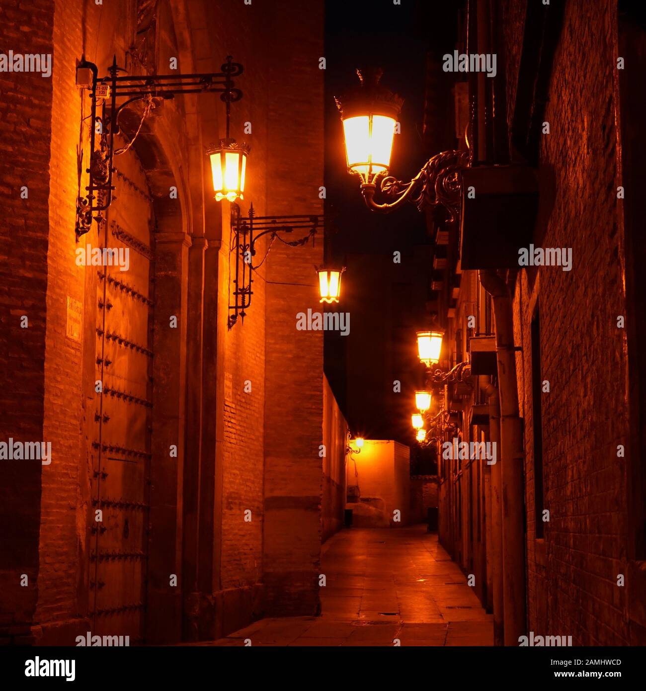 Old fashioned street lights hi-res stock photography and images - Alamy