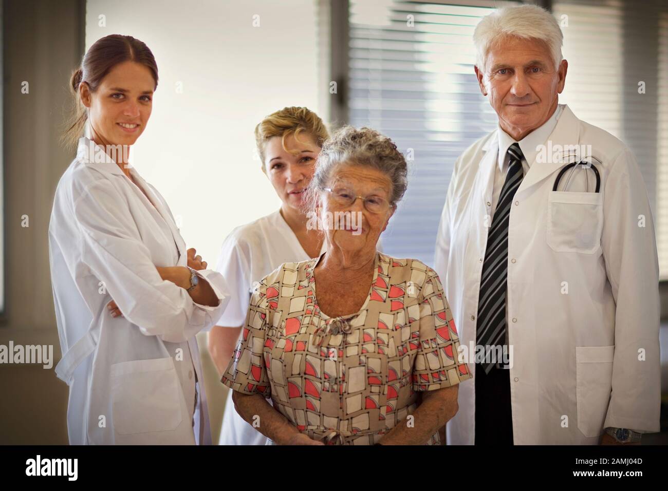 Portrait of doctors and patient together Stock Photo - Alamy