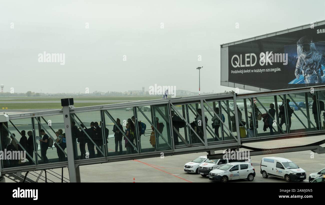 Walking travelers jet bridge hi-res stock photography and images - Alamy