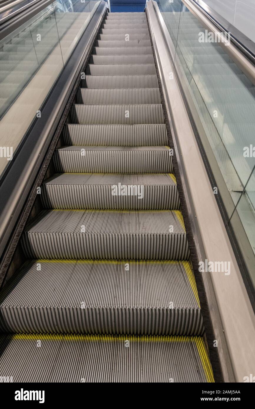 Escalator looking up from bottom Stock Photo - Alamy