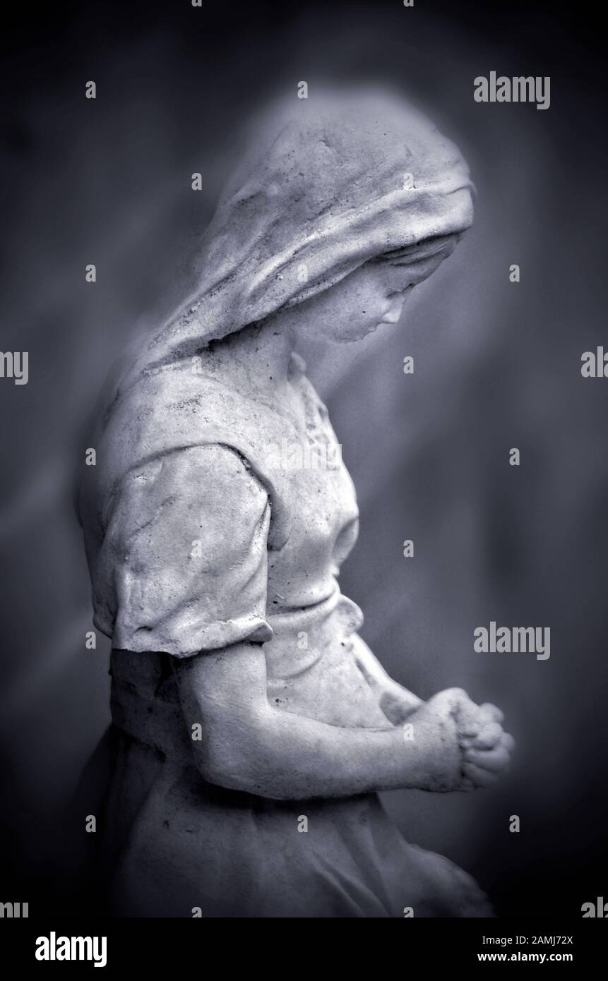 statue of women in prayer Stock Photo - Alamy