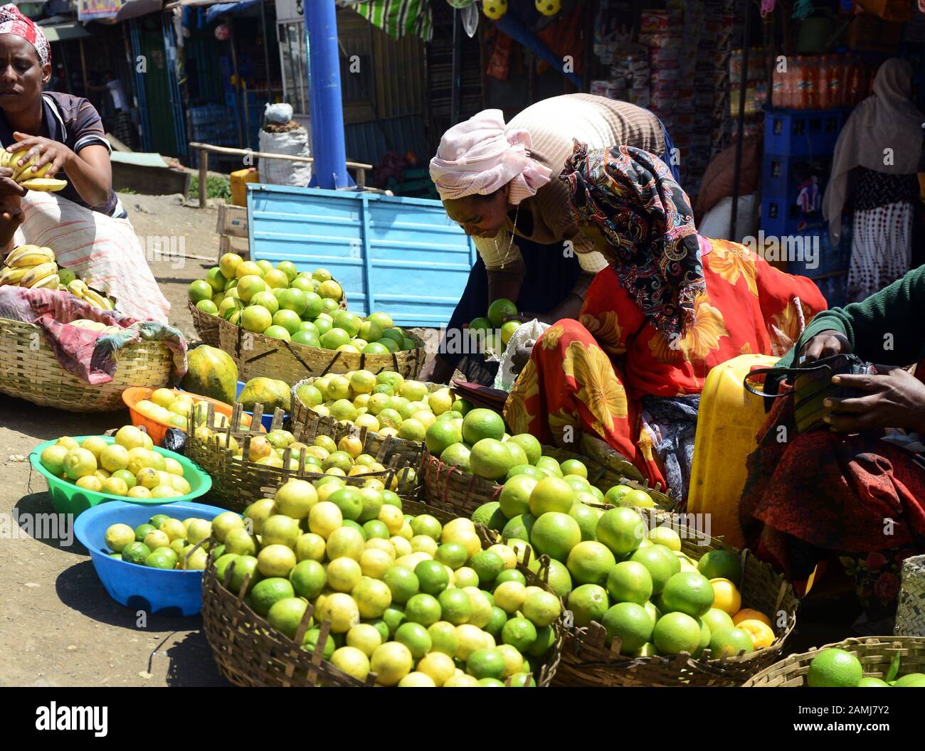 Oranges sold at a colorful market in rural Ethiopia Stock Photo - Alamy