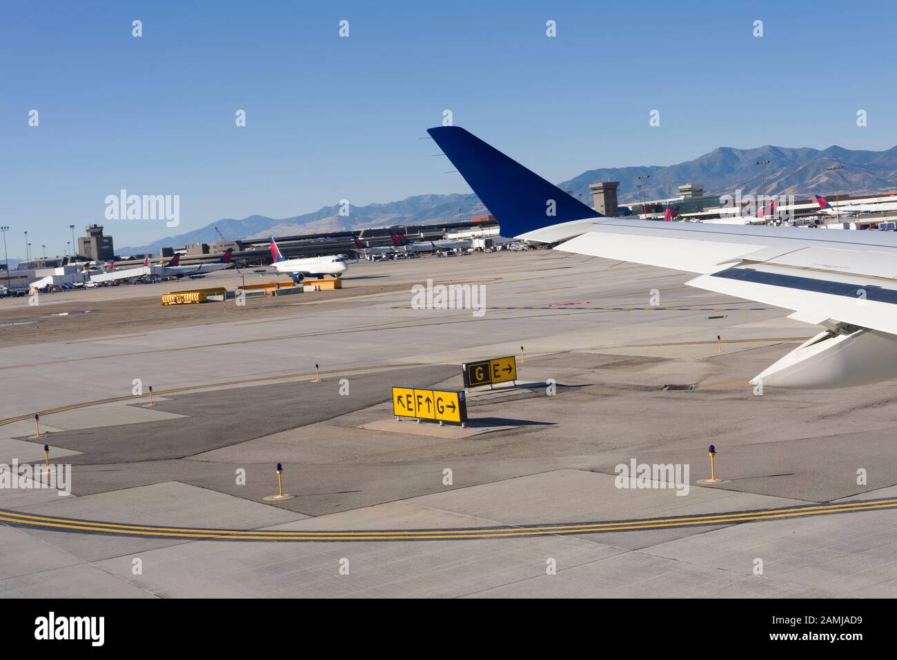 Airplane window runway hi-res stock photography and images - Alamy