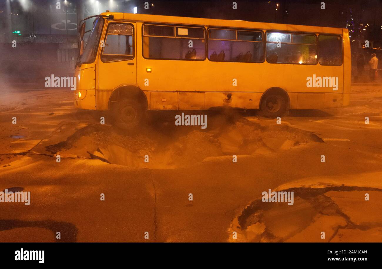 Bus stuck water people hi-res stock photography and images - Alamy