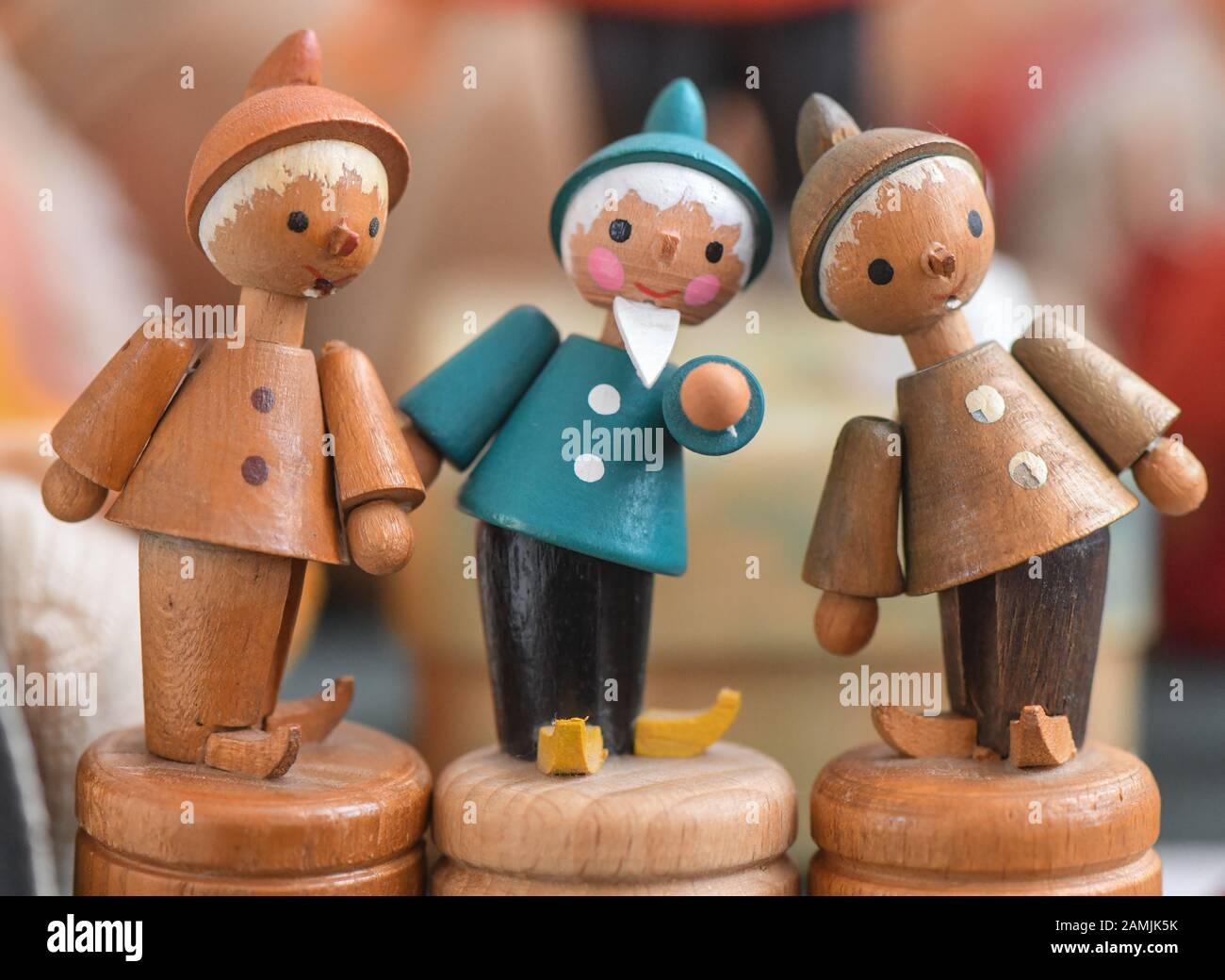 Erkner, Germany. 13th Jan, 2020. Wooden little sandman figures are on ...