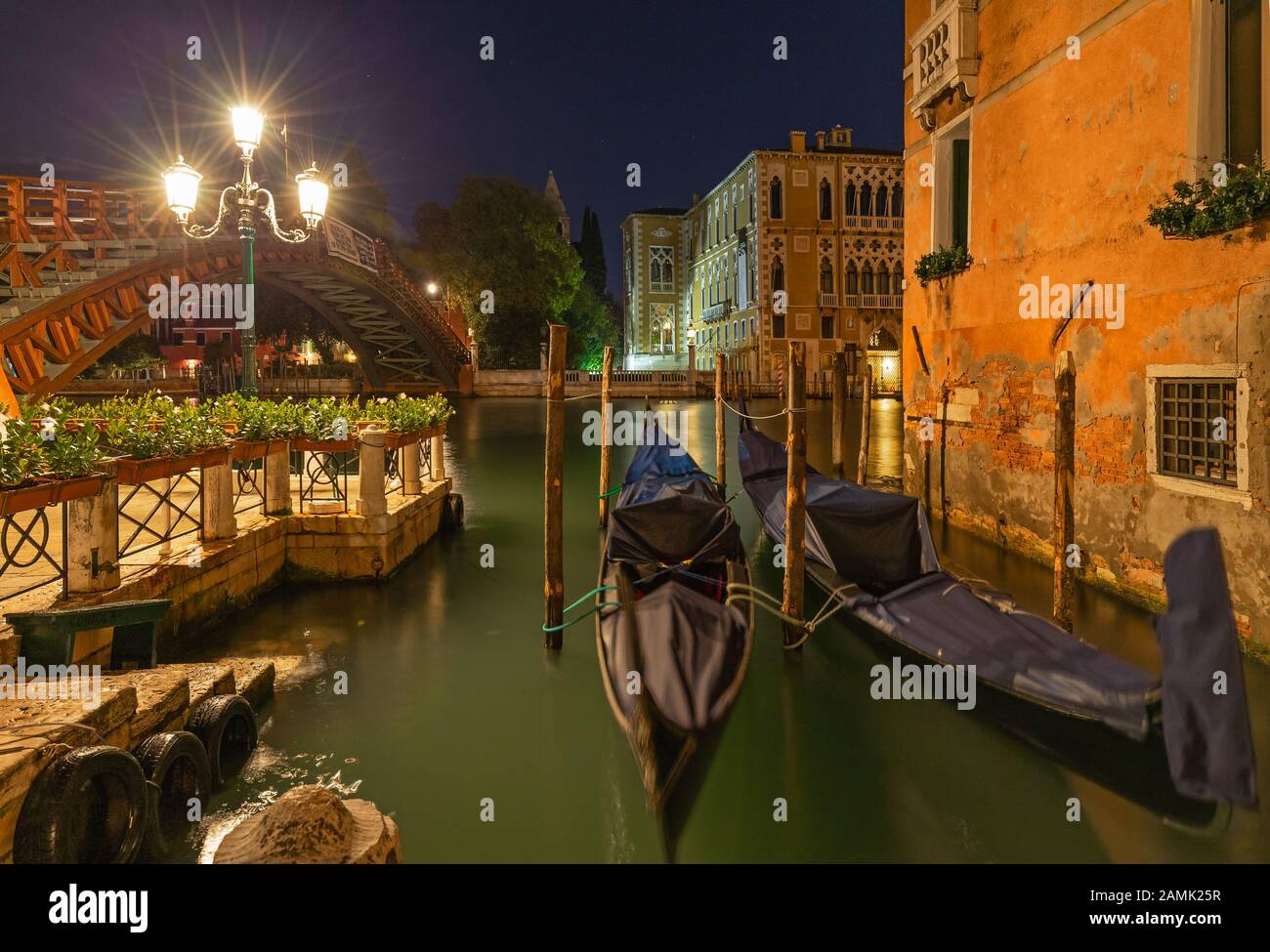 Night gondola venice hi-res stock photography and images - Alamy