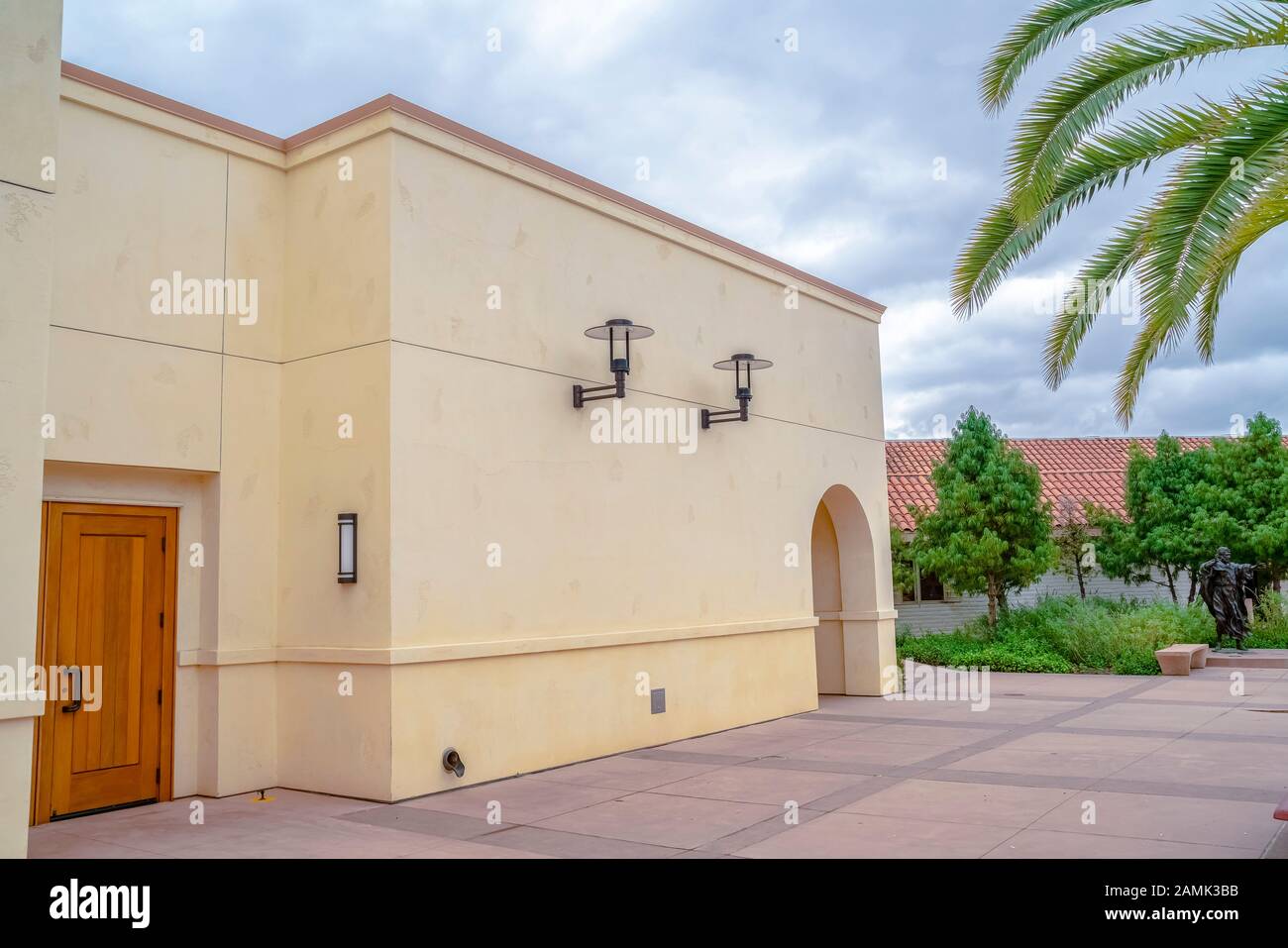 Side view modern urban hi-res stock photography and images - Alamy