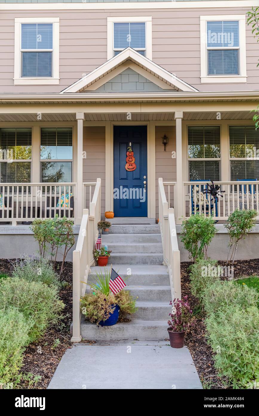 Elevated front door hi-res stock photography and images - Alamy