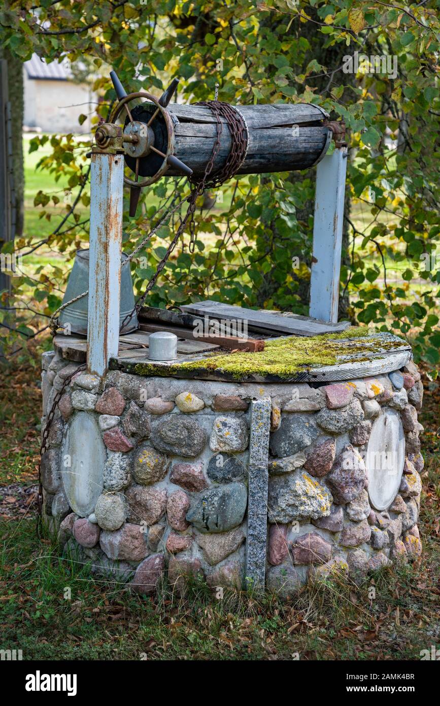 Natural historic well in shade outside Stock Photo - Alamy
