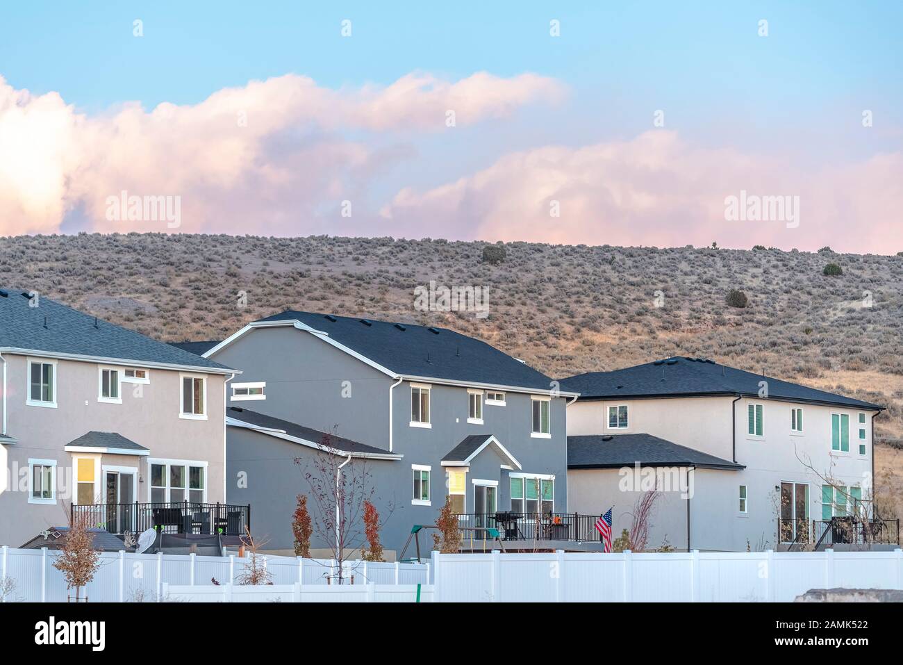 Row of modern urban homes in a housing complex Stock Photo - Alamy