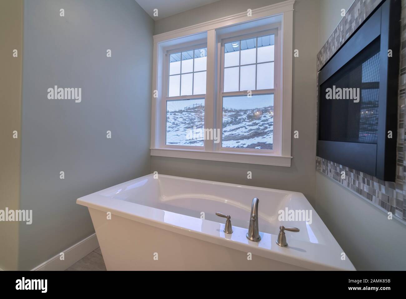 Deep bath tub hi-res stock photography and images - Alamy