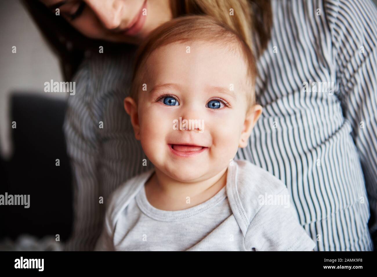 Portrait mother baby smiling camera hi-res stock photography and images ...