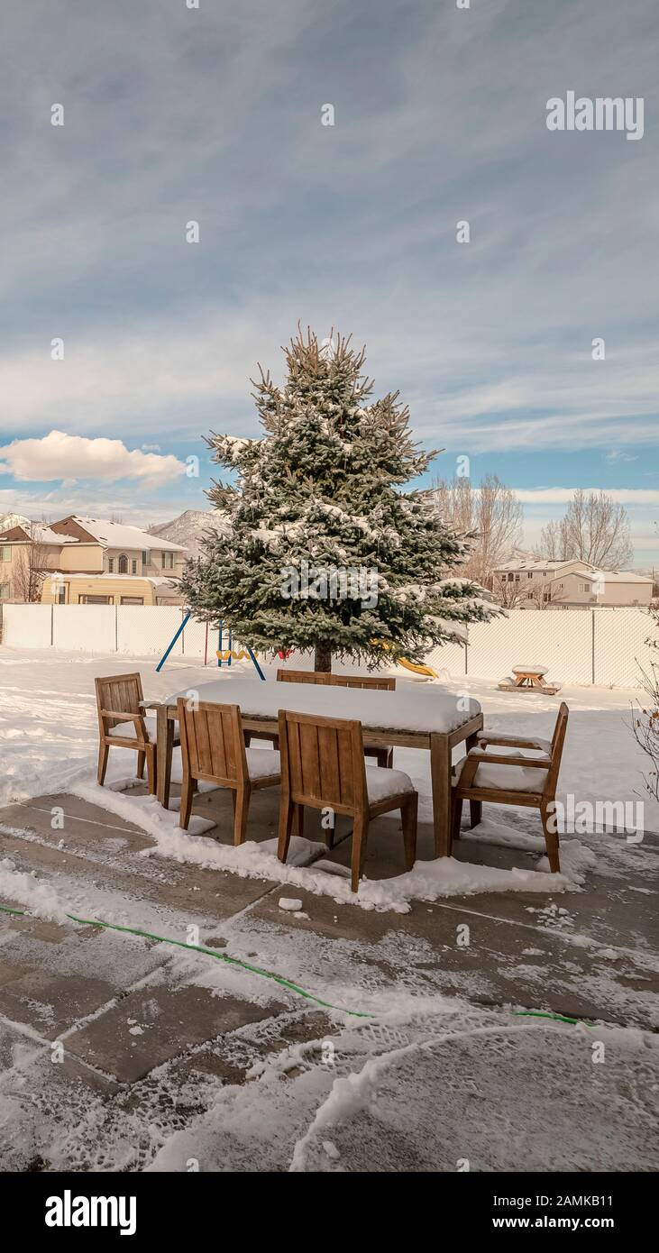 Vertical frame Swept exterior patio with garden in winter snow Stock ...