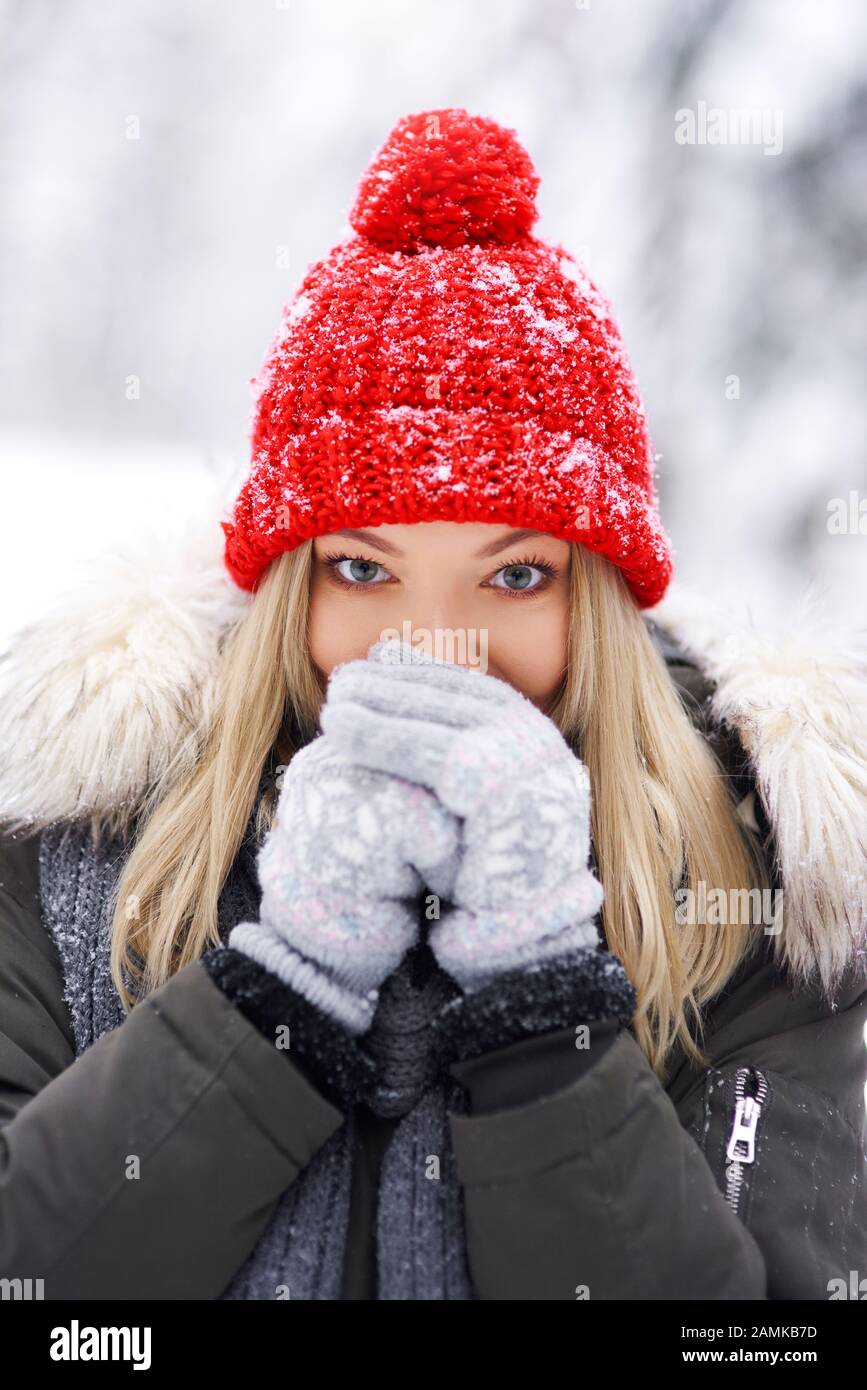 People shivering cold winter hi-res stock photography and images - Alamy