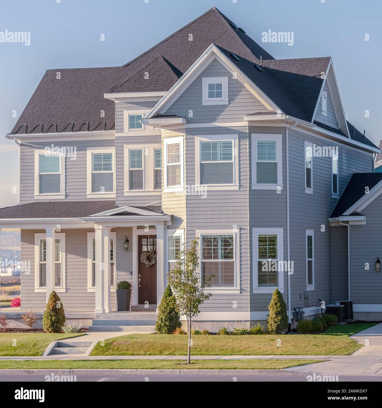 Square Street view of a modern residential house Stock Photo - Alamy