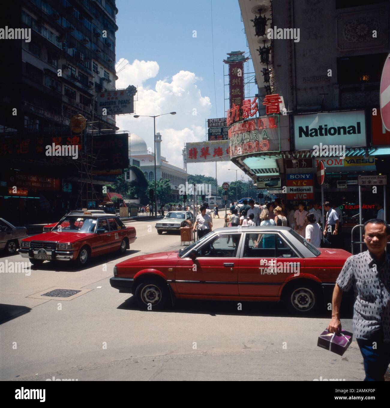 Straßenverkehr in Hongkong, 1980er Jahre. Traffic in the streets of ...
