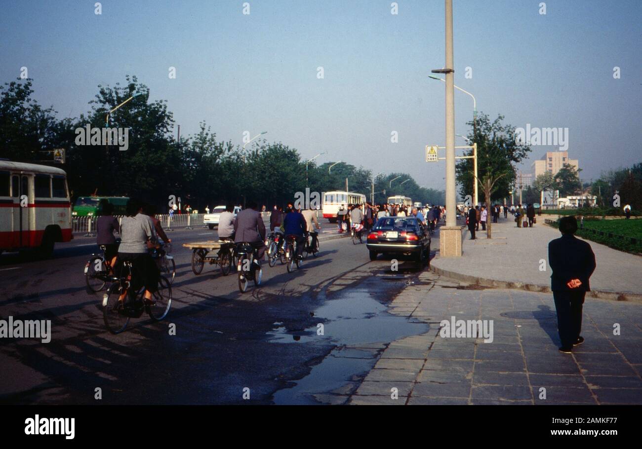 Straßenszene in Peking, China 1980er Jahre. Street scene at Beijing ...