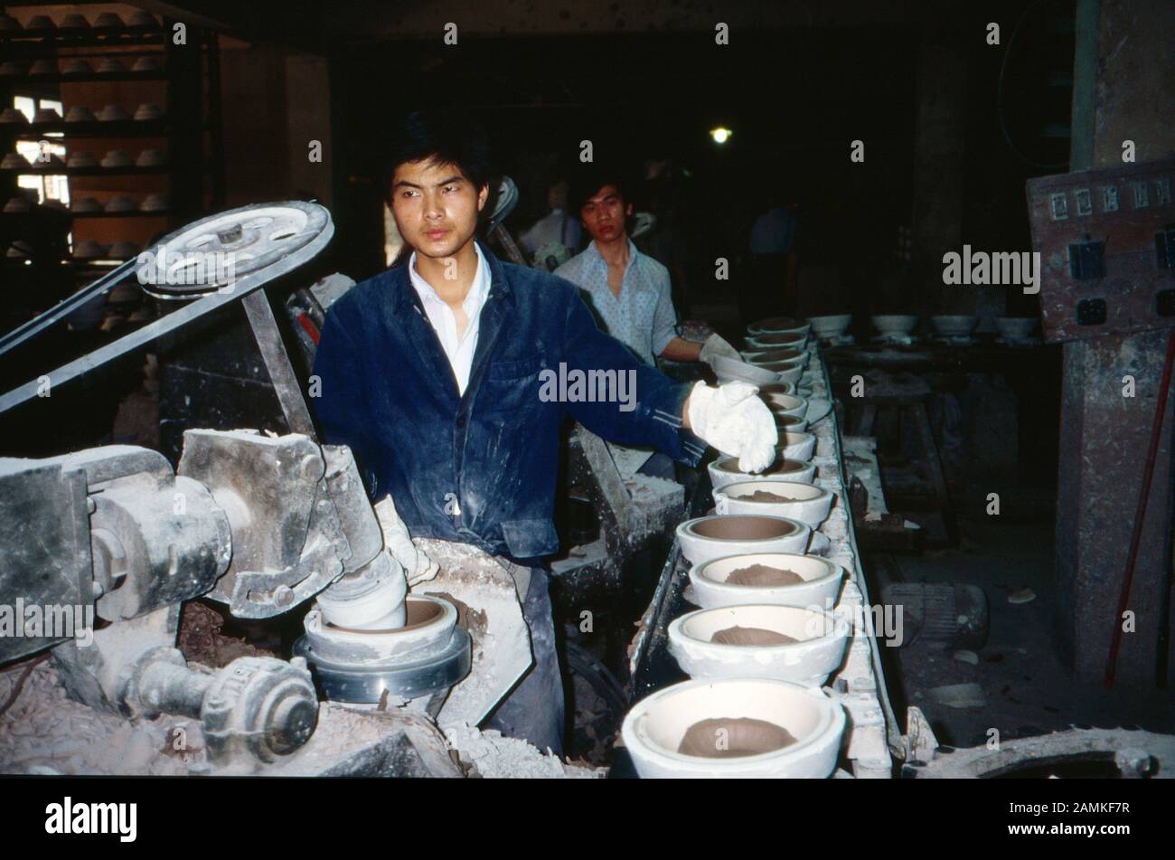 Arbeiter in einer Porzellanfabrik, China 1980er Jahre. Workers ...
