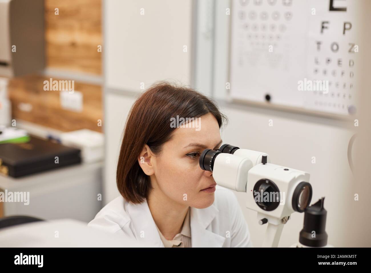 Refractometer in lab hi-res stock photography and images - Alamy