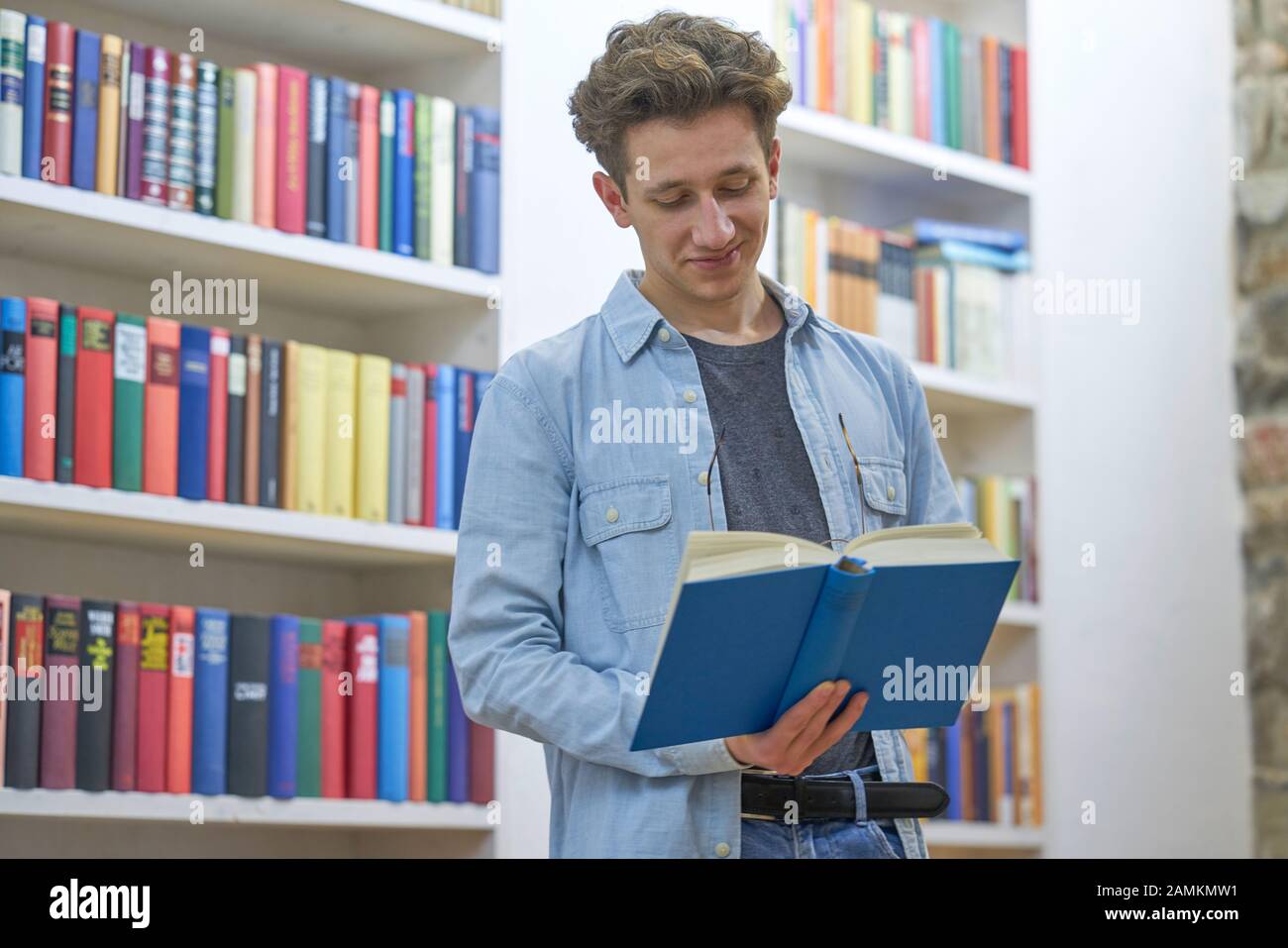 Finding book hi-res stock photography and images - Alamy