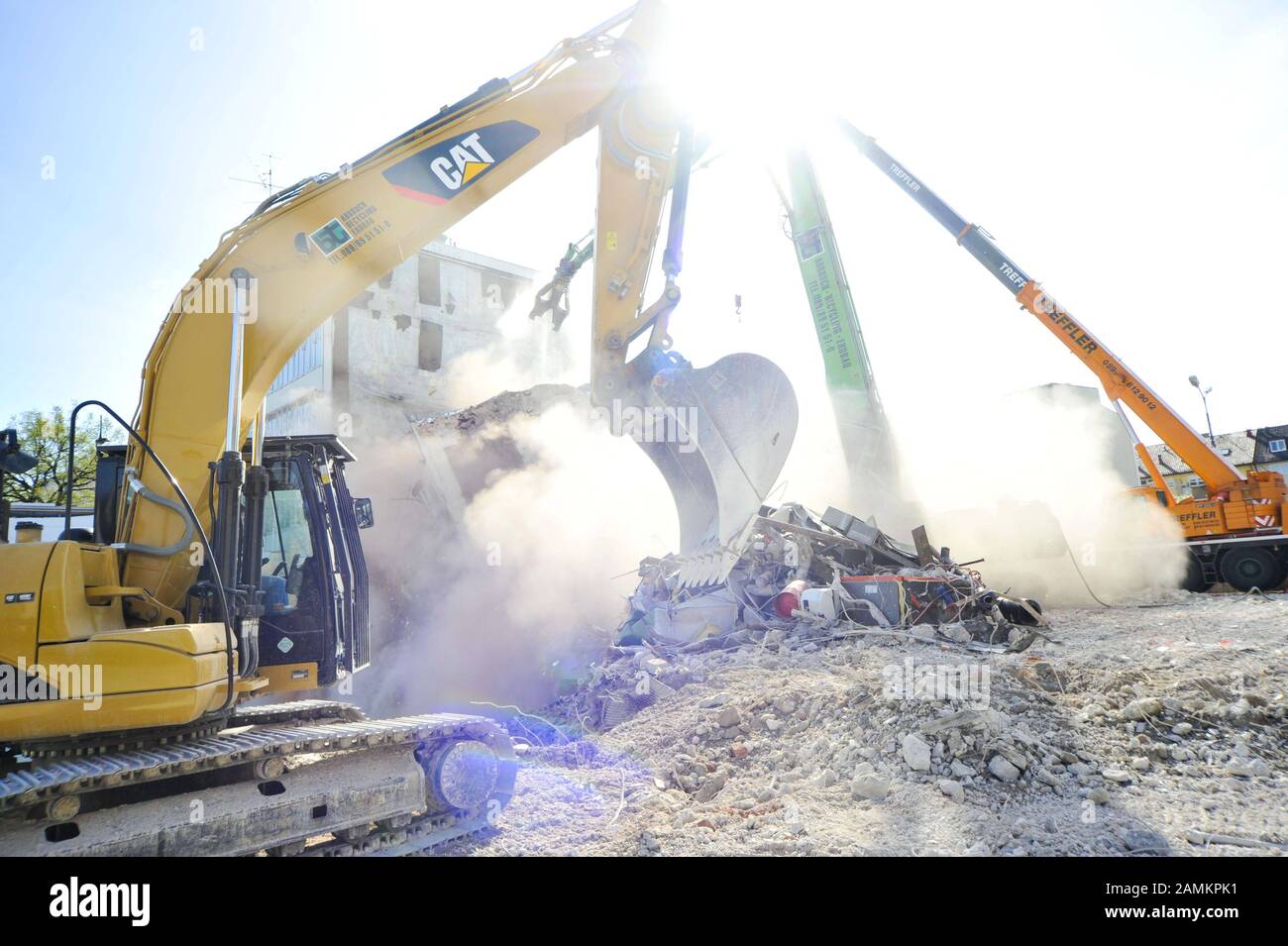 Demolition of the former Hertie department store at Fürstenrieder ...