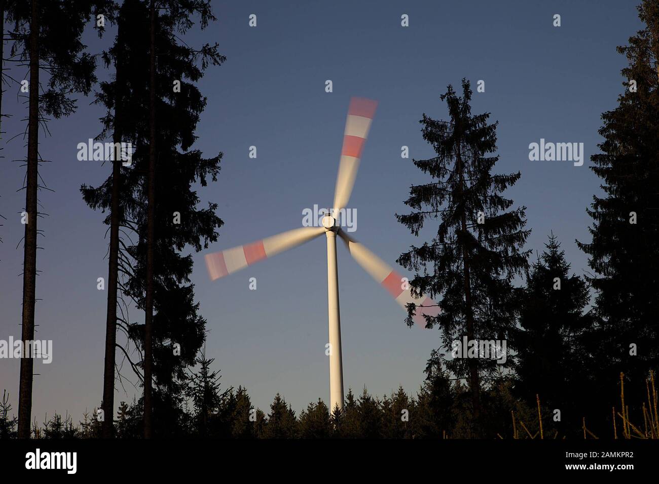 Rotating rotor of a wind turbine in the Allgäu. [automated translation ...