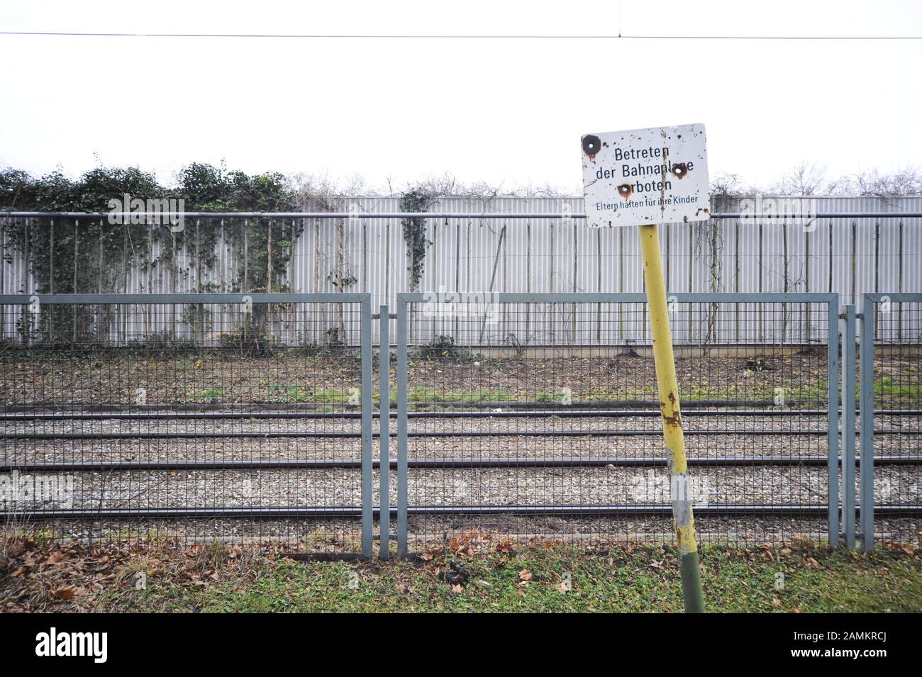 Sign with the inscription 'No trespassing on the railway tracks' in a ...