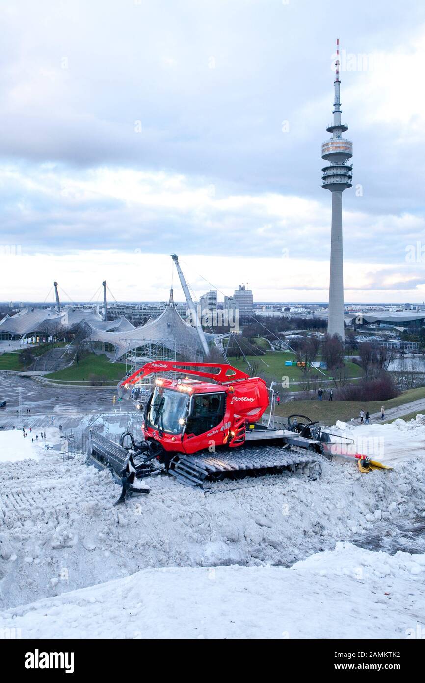 A snow caterpillar on the Munich Olympic mountain after the FIS World ...