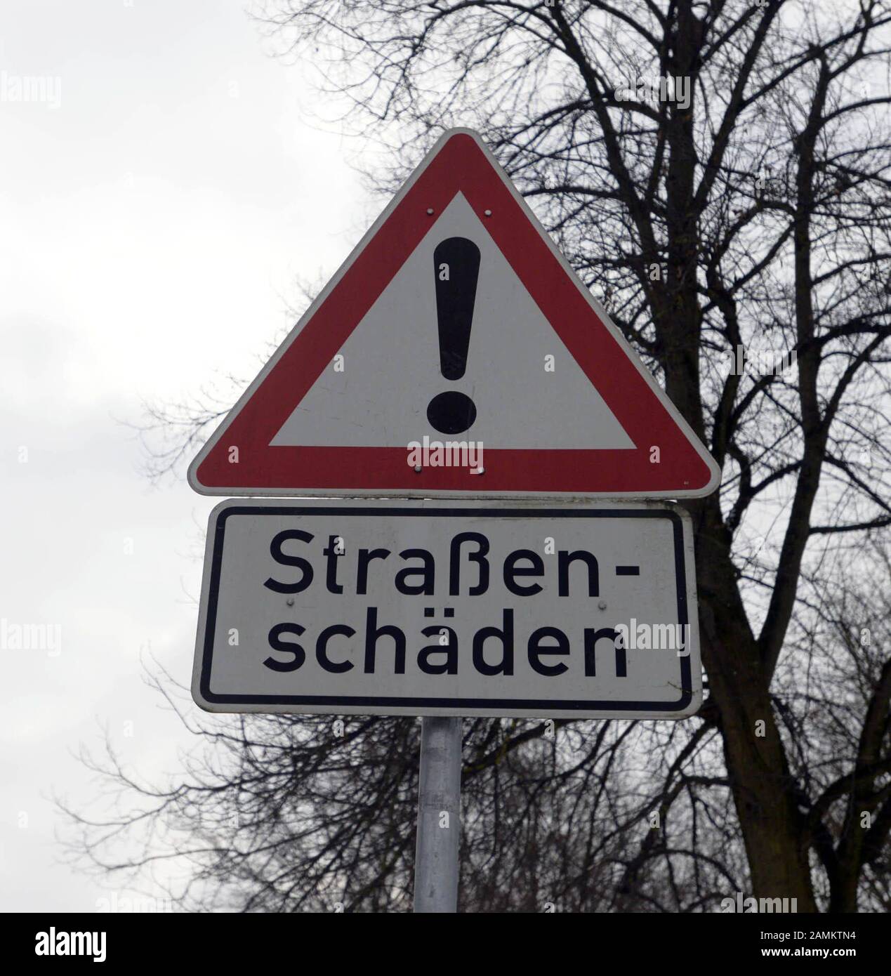 A traffic sign in Munich warns of "road damage". [automated translation ...