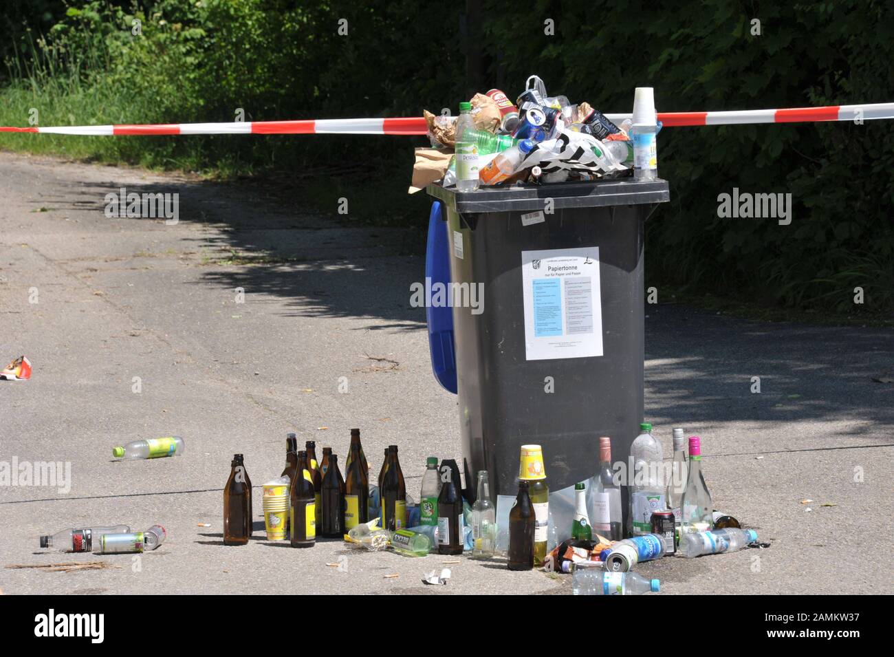 Overfilled garbage hi-res stock photography and images - Alamy