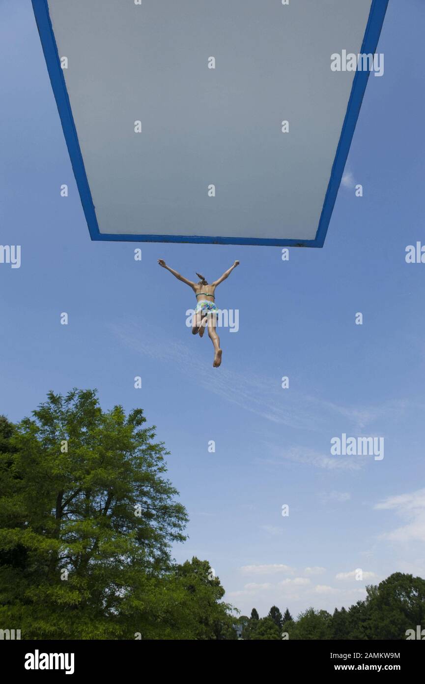 Bathing guest jumping from the 10-meter tower in Munich's Michaelibad ...