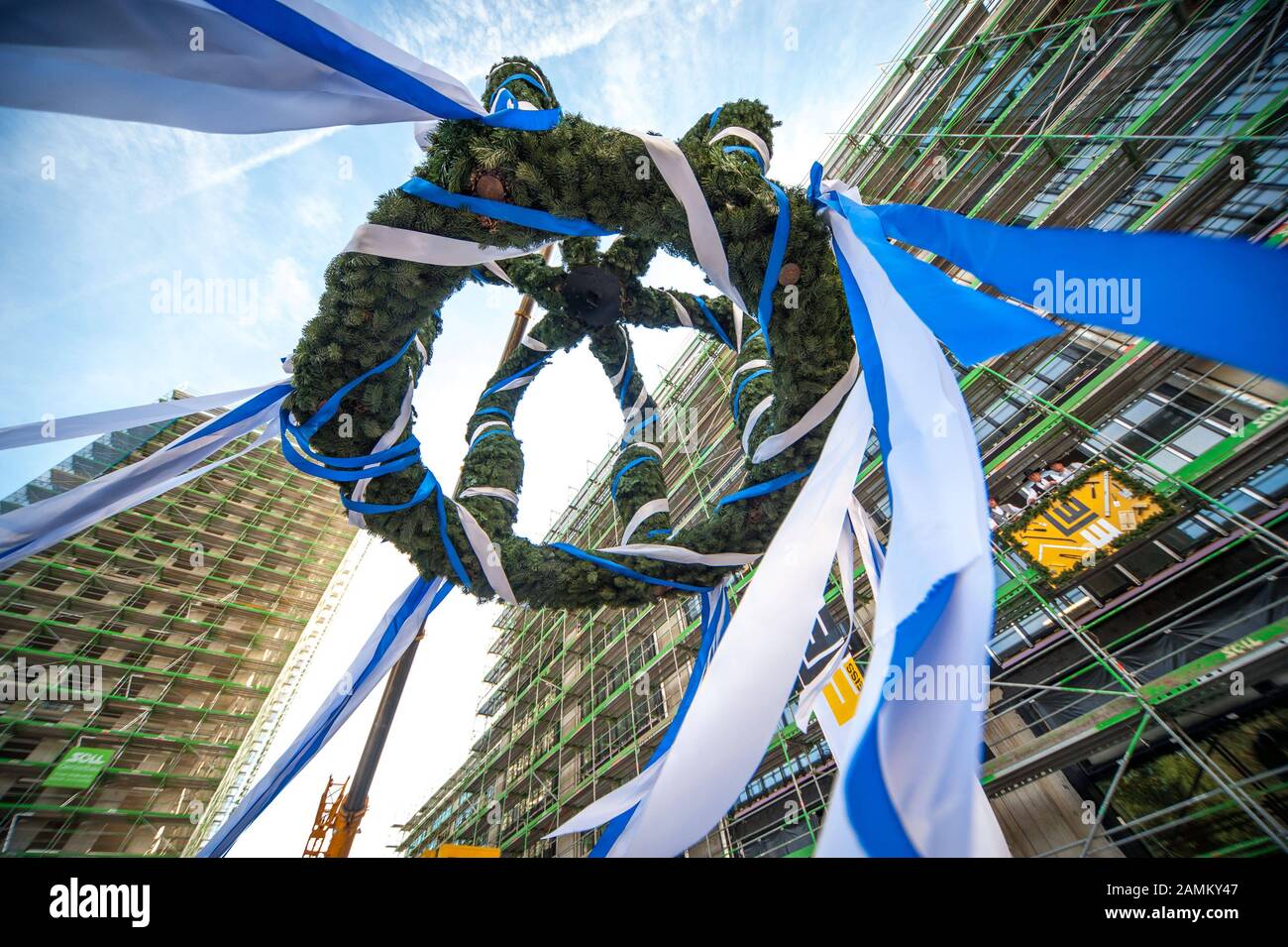 Topping crown hi-res stock photography and images - Alamy