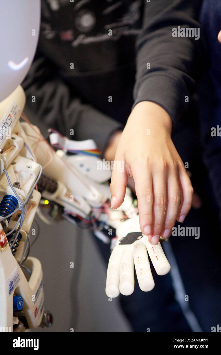 Humanoid robot child hi-res stock photography and images - Alamy